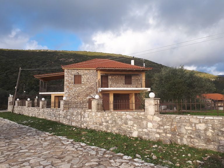 Πετρινη οικια