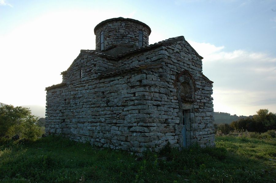 Πετρινη οικια
