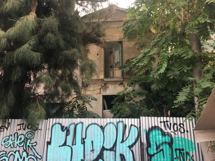 ΟΙΚΟΠΕΔΟ ΜΕ ΔΙΑΤΗΡΗΤΕΟ ΚΤΙΣΜΑ ΣΕ ΕΞΑΙΡΕΤΙΚΟ ΣΗΜΕΙΟ