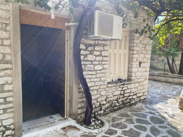 πετρινο σπιτι στον καλαμο