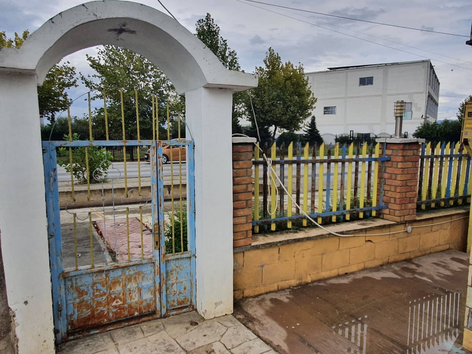 Ambjent Tregtar në shitje Ura Vajgurore - SHITET RESORT " TOMANI ...